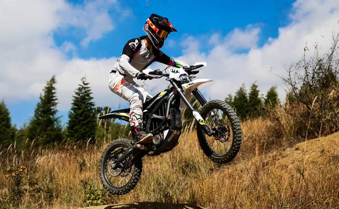Surron Ultra Bee 2023 elektrinis motociklas — Niuxtech